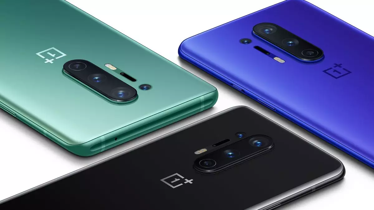 녹색, 파란색, 검정색의 세 가지 OnePlus 8 전화기.