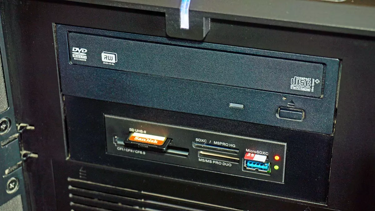 Két 5,25 hüvelykes meghajtórekesz: az egyik egy szabványos DVD-meghajtó, a másik egy 3,5 hüvelykes kártyaolvasó egy adapterben.