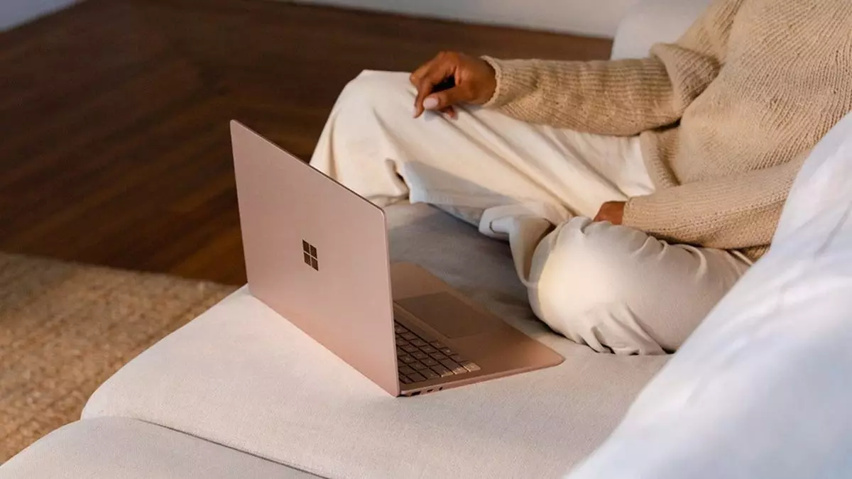 Laptop permukaan Microsoft 3 di sofa