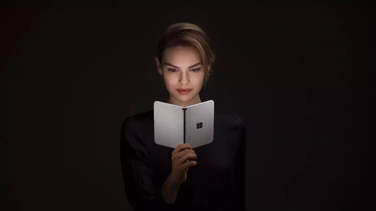 Surface Duo ကိုကြည့်နေသည့် အမျိုးသမီးတစ်ဦး