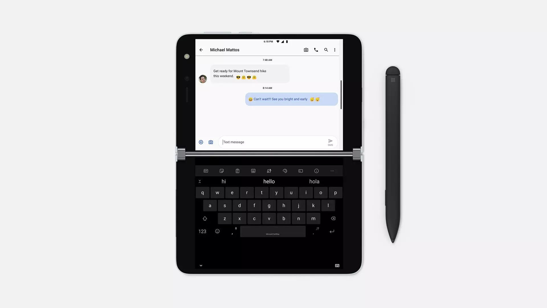 Surface Duo telefon, mille ühel ekraanil on e-kiri ja teisel klaviatuur ning selle kõrval Surface Slim pliiats.