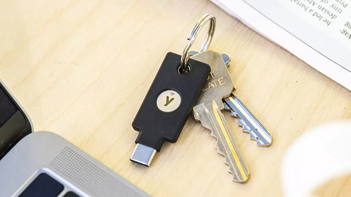 Isang Yubico 5C NFC key sa isang keychain na may iba pang analog key.