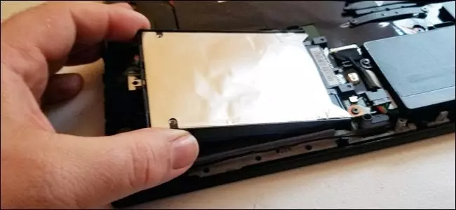 Entfernen einer Festplatte aus einem Laptop