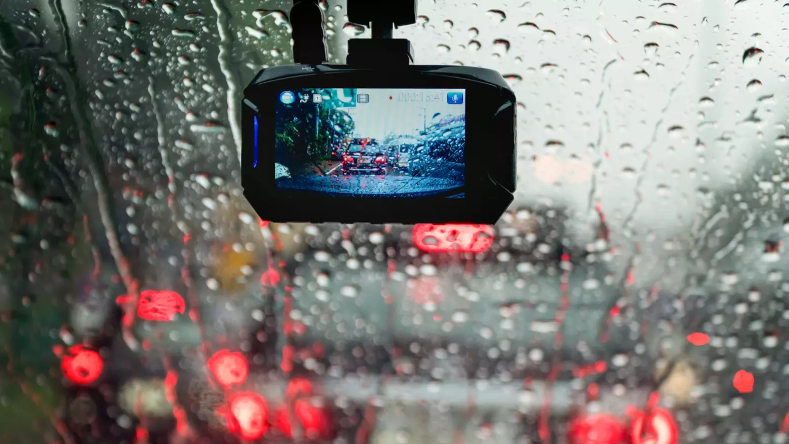 Yağmurlu bir ön cama monte edilmiş çalışan araç kamerası