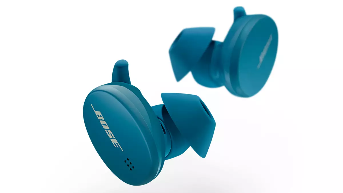 Bose Sport Earbuds en azul, sobre un fondo branco