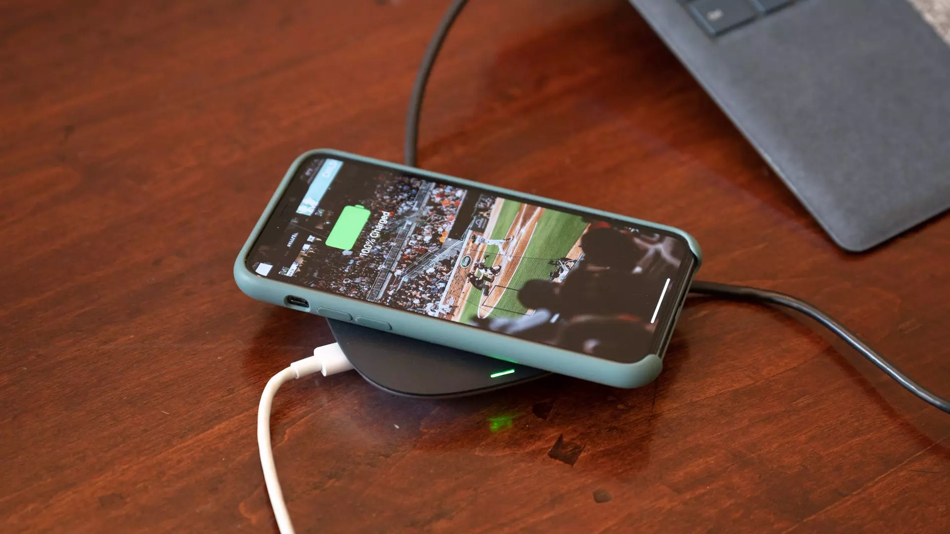 Aukey Wireless Charging Hub iPhone på toppen
