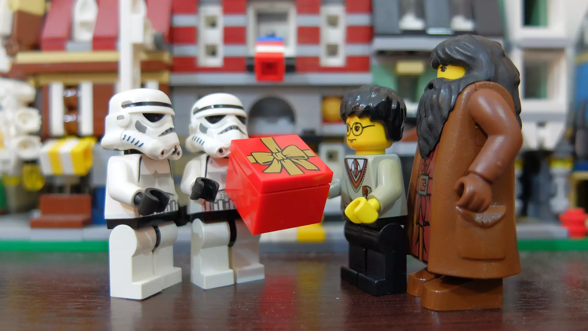 Lego Stormtroopers ag tabhairt bronntanais do Harry Potter le haghaidh 20 bliain ó foilsíodh leabhar Harry Potter.