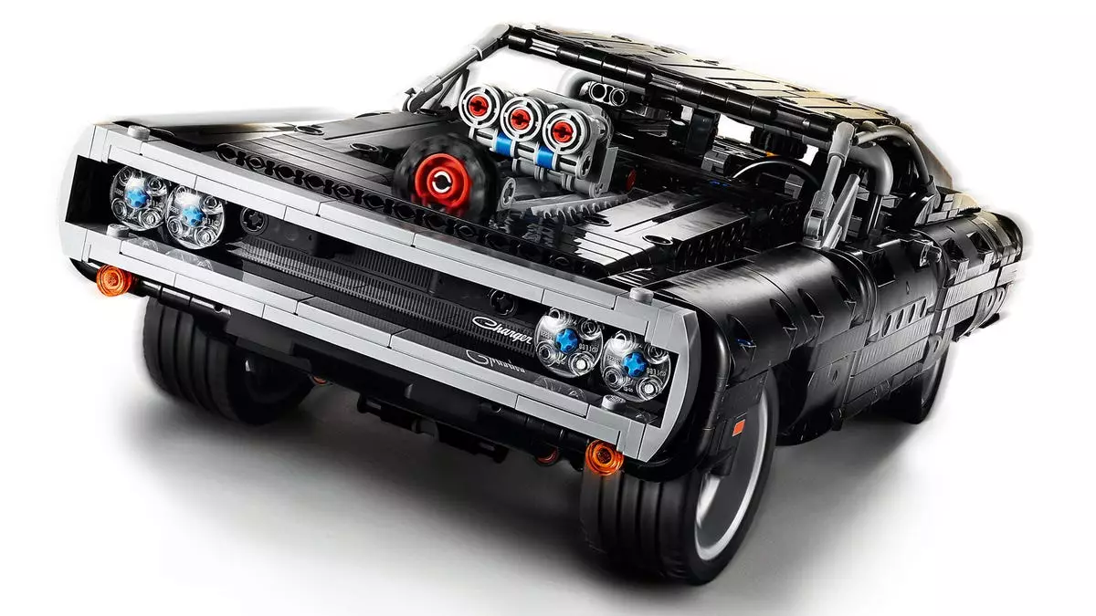 Um close up de um LEGO Dodge Charger