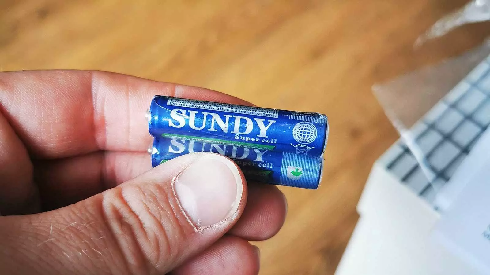 Sundy компаниясы шығарған екі AAA батареясы.