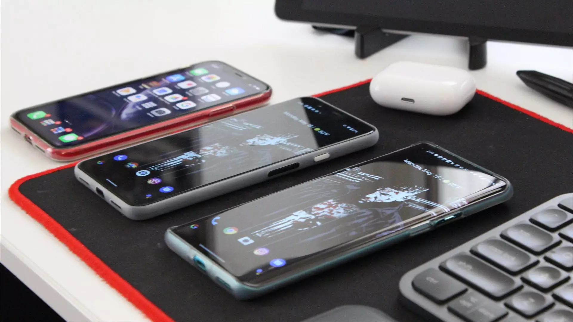ה-iPhone XR, Pixel 4 XL ו-OnePlus 8 Pro זה לצד זה