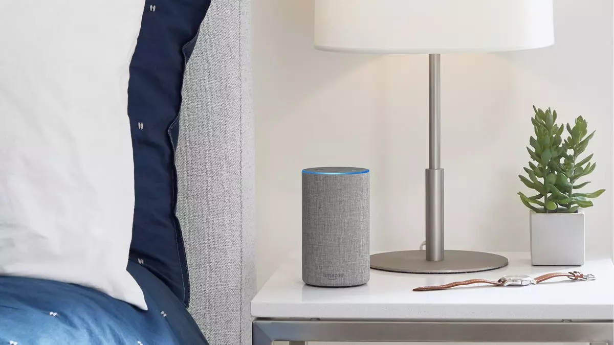 Ein Amazon Echo-Lautsprecher auf einem Nachttisch.