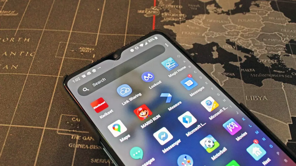 Telefon z Androidem z Lookout na liście aplikacji.