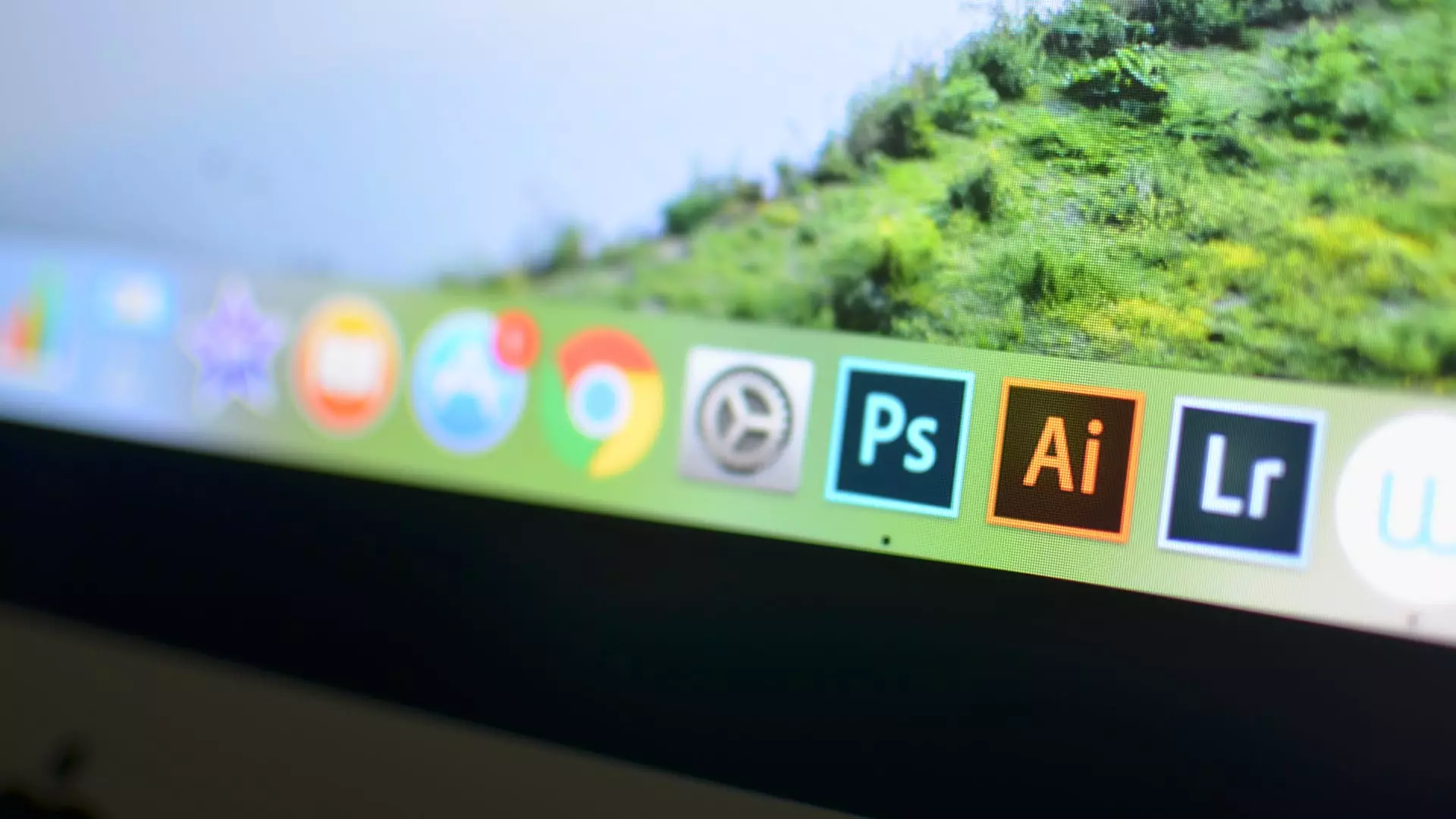 Adobe-iň iň oňat önümlerine mugt alternatiwalar (Premiere Pro, Photoshop we başgalar)
