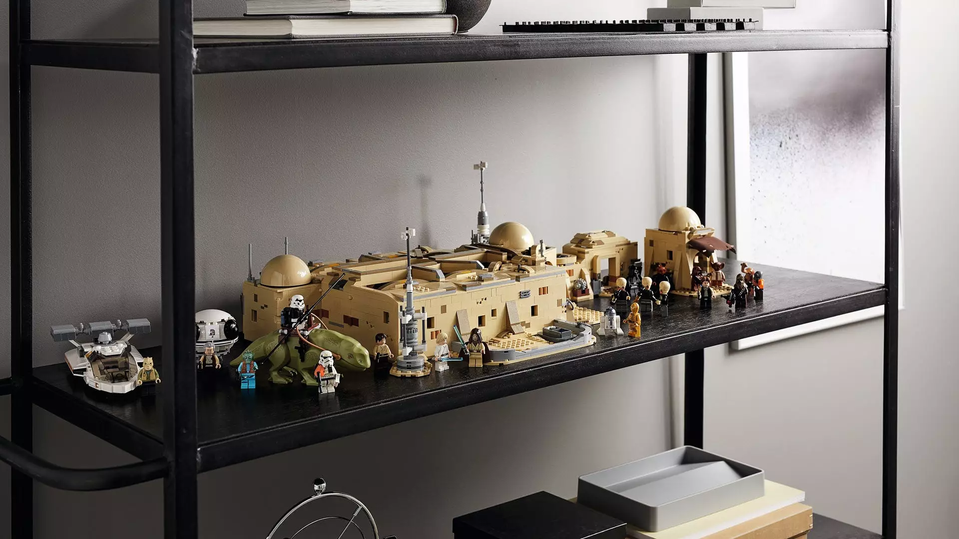 LEGOకి మొదట హాన్ షాట్ తెలుసు, దానిని నిరూపించడానికి 3000-పీస్ మోస్ ఈస్లీ కాంటినా సెట్ను ప్రారంభించింది