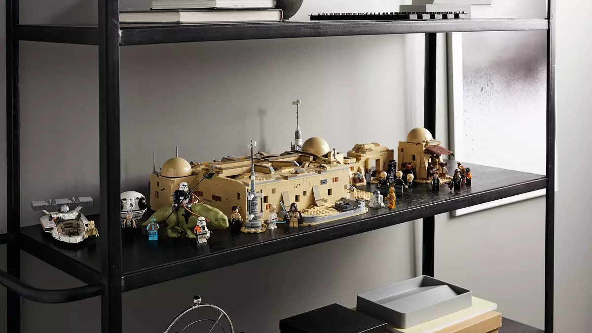یک مجموعه LEGO Mos Eisley Cantina روی یک قفسه بندی نمایش داده شده است.