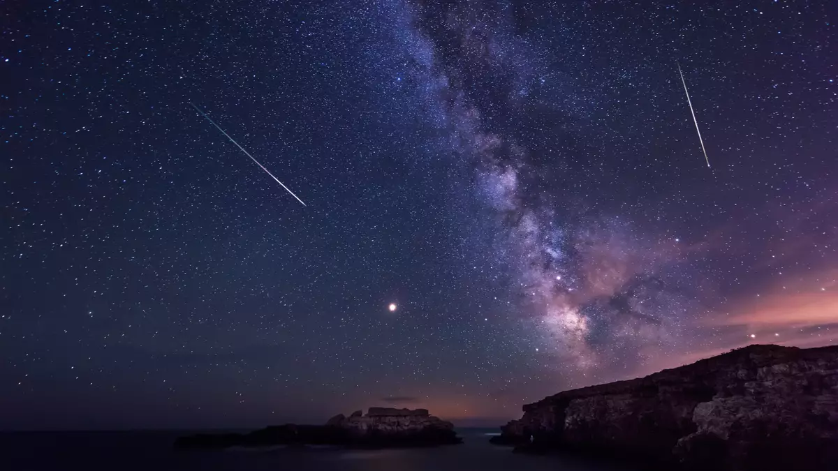 Peizazh nate me ekspozim të gjatë me planetin Mars dhe qendrën galaktike të Rrugës së Qumështit të dukshme gjatë shiut meteorësh Perseids mbi Detin e Zi në Bullgari