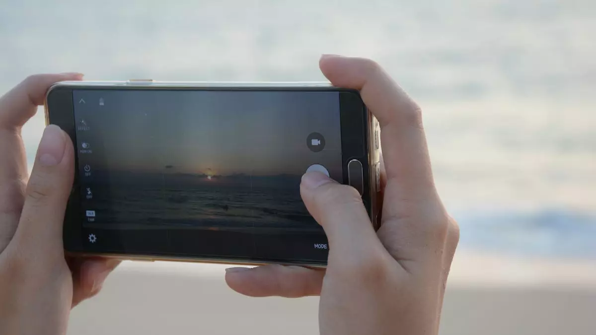 Telèfon fent fotos de la platja