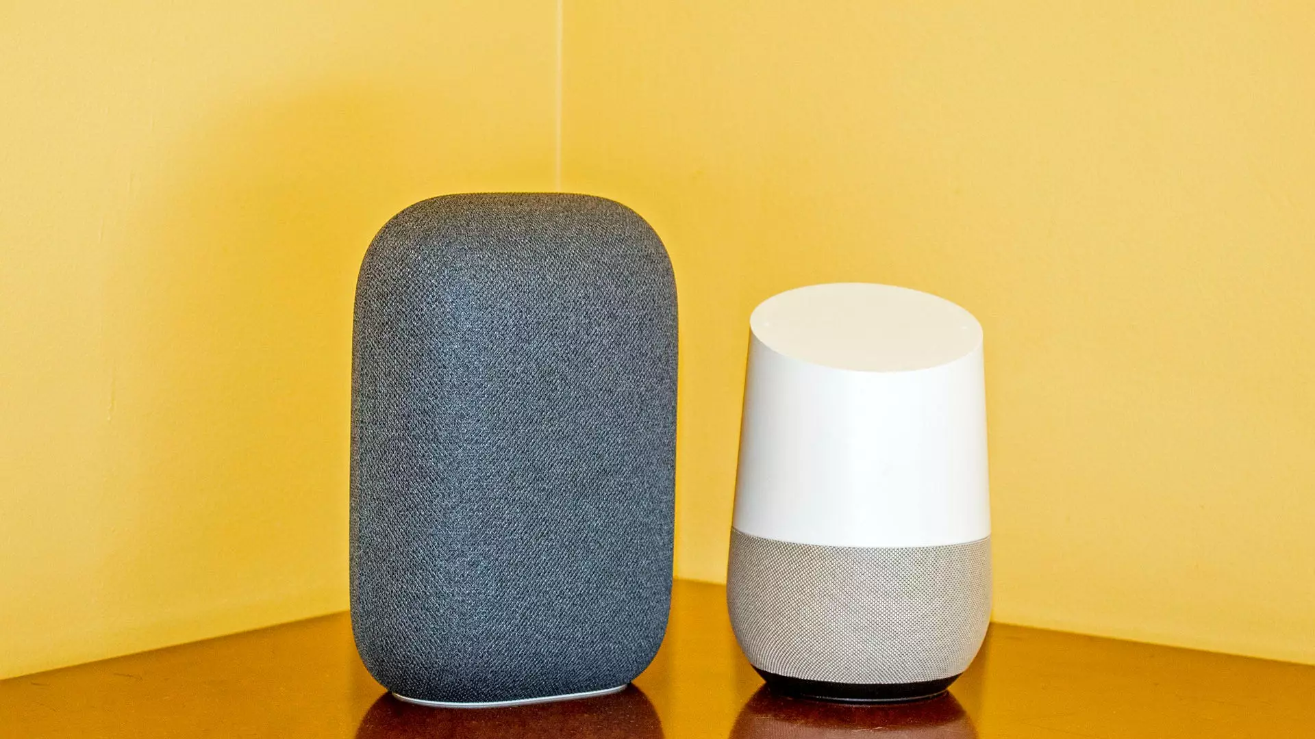 Google Home 옆에 있는 Nest Audio가 Home보다 더 얇고 키가 크다는 것을 보여줍니다.