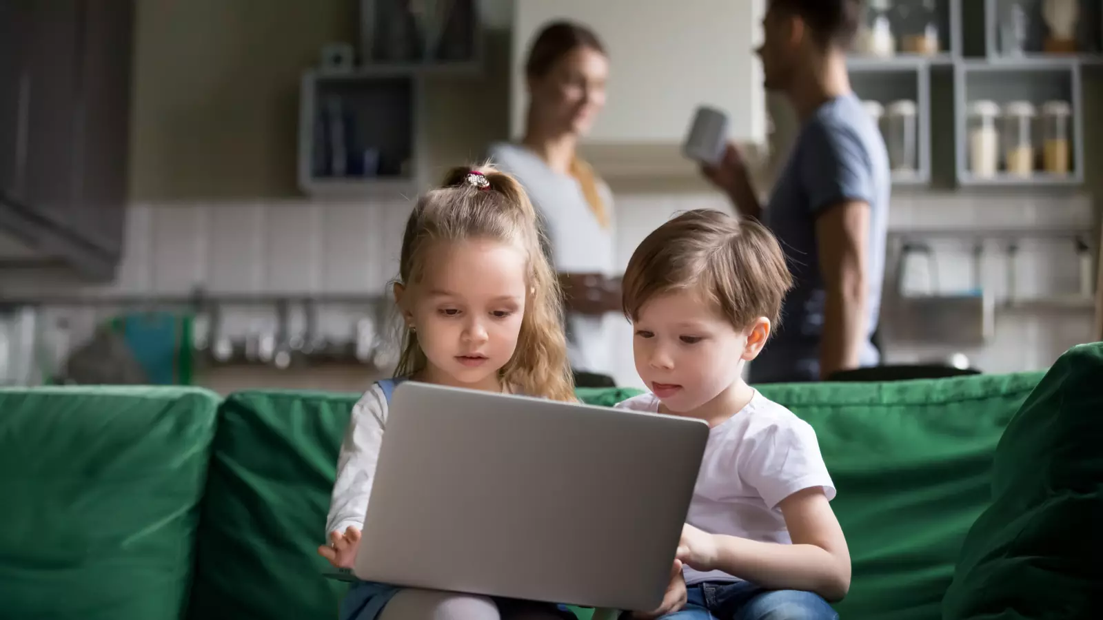 माता-पिता का नियंत्रण ऐप्स कंप्यूटर का उपयोग करने वाले बच्चे