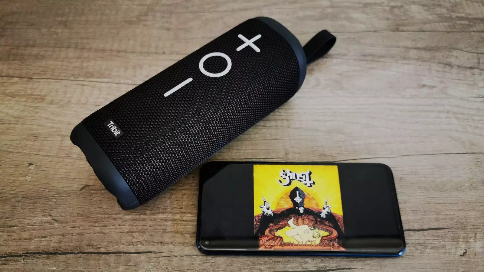 tribit stormbox با گوشی هوشمند در حال پخش موسیقی