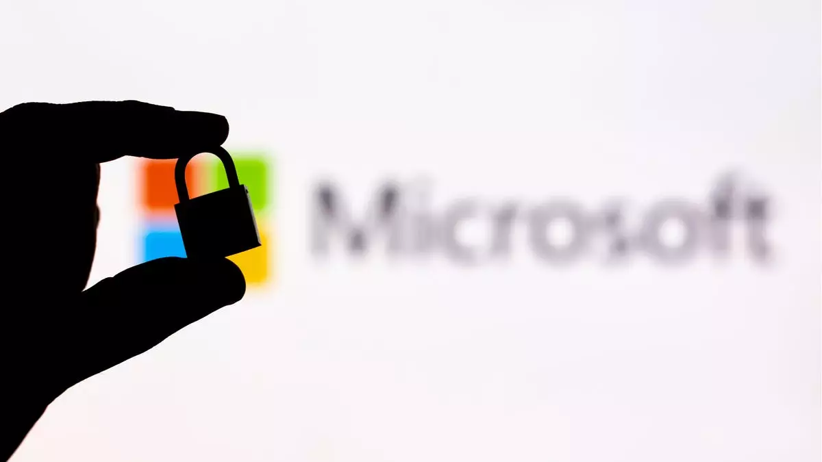 Yon pwofil lonbraj nan yon kadna ki te kenbe sou logo Microsoft la