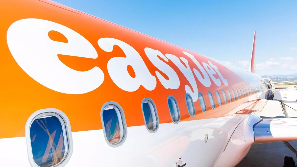 A closeup saka pesawat EasyJet nuduhake logo sawijining.