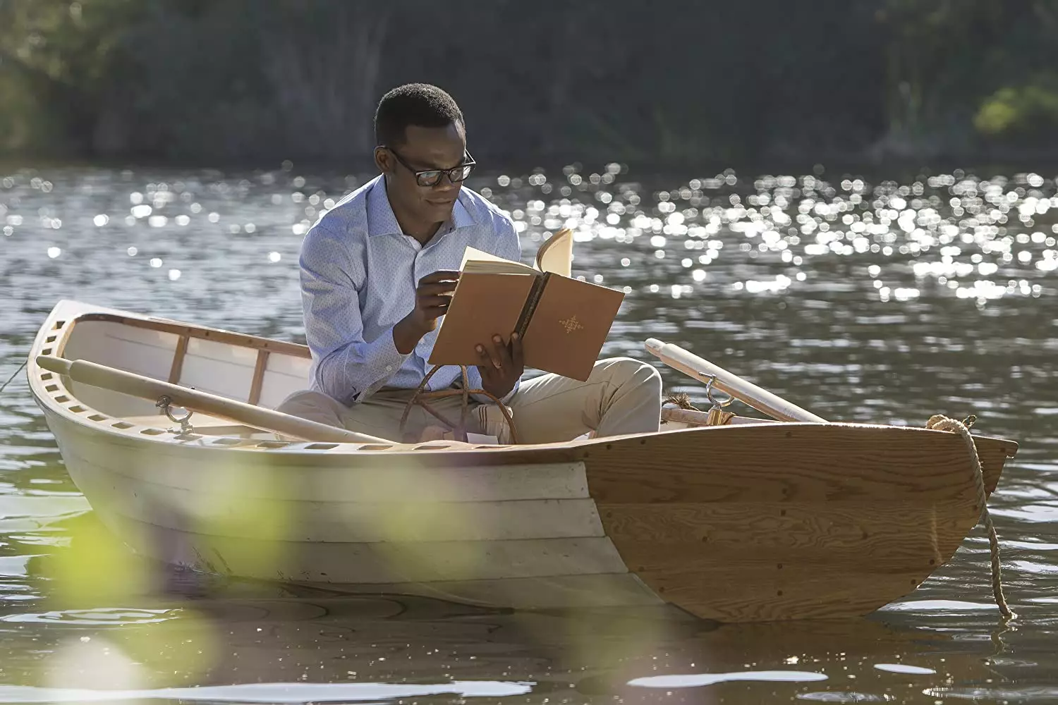 Chidi duke lexuar në një varkë