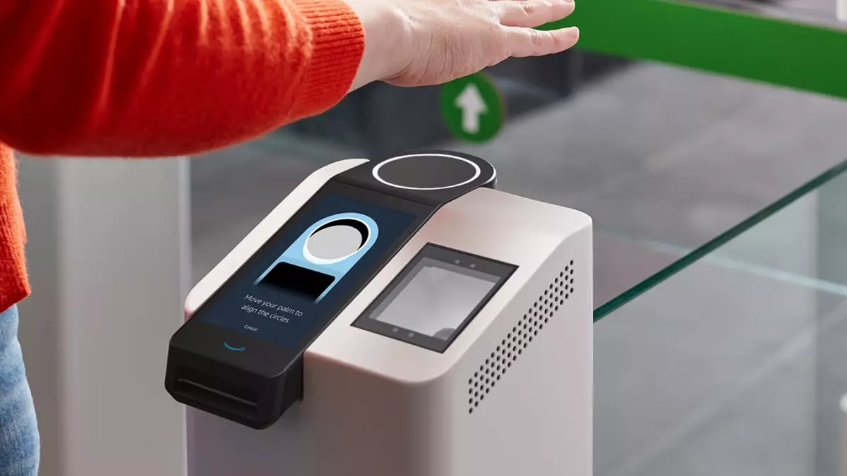 Ein Foto des handflächenlesenden kontaktlosen Zahlungsautomaten Amazon One.