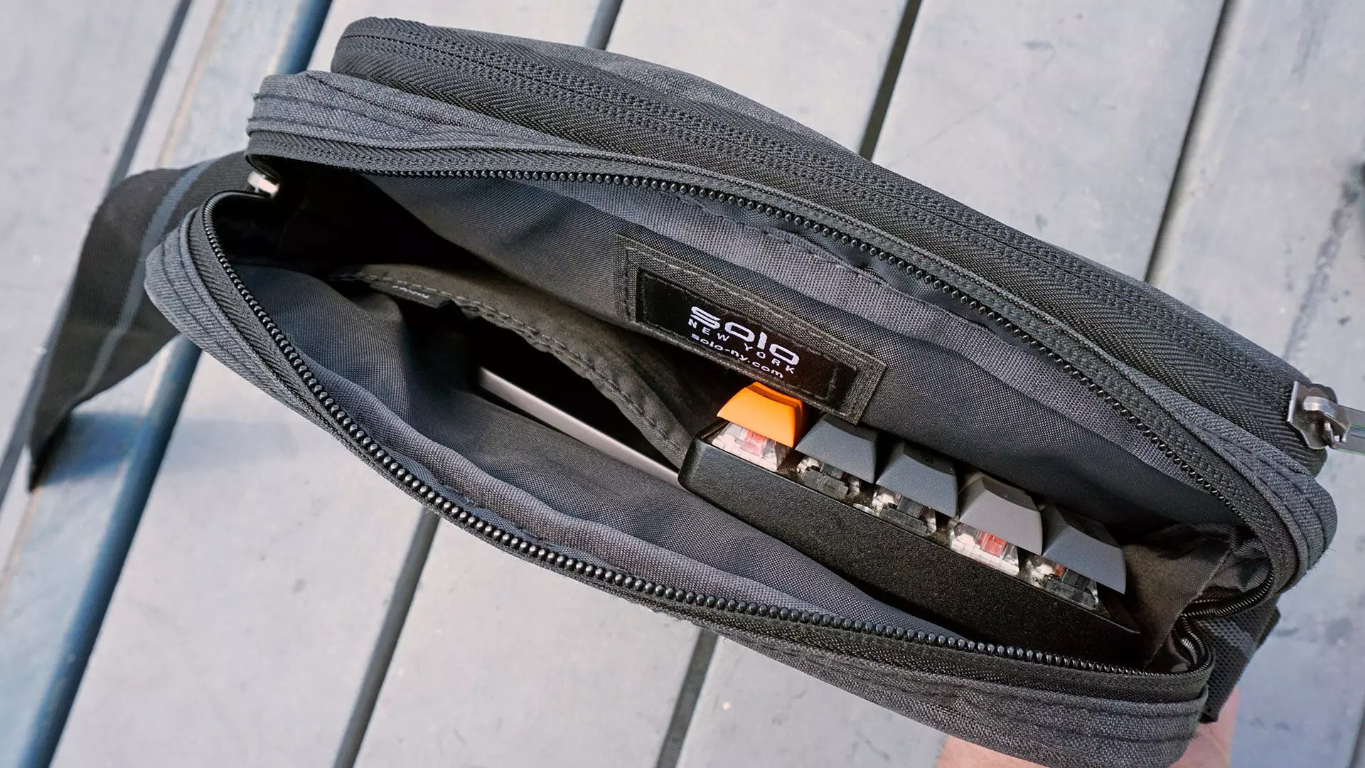 Κεντρική τσέπη με σφεντόνα tablet Ludlow, με tablet και πληκτρολόγιο