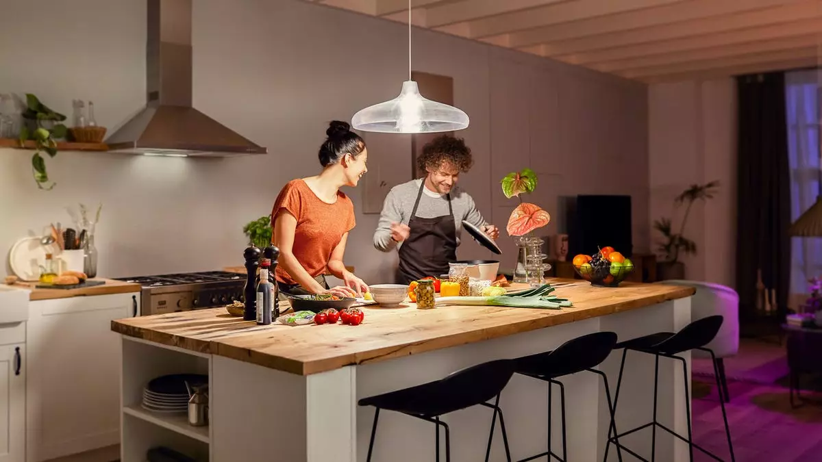 Dua orang di dapur berdiri di bawah cahaya yang sangat terang.