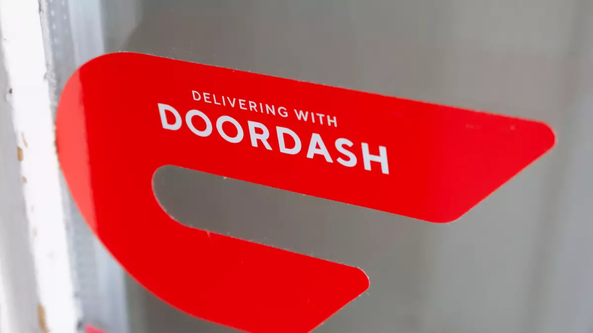 Logo DoorDash na szklanych drzwiach