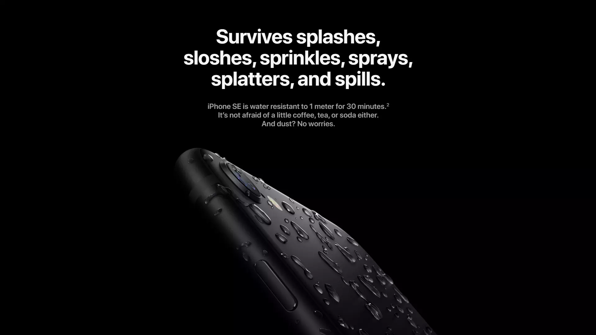 una imatge del lloc web d'Apple que destaca la resistència a l'aigua i la pols de l'iPhone SE