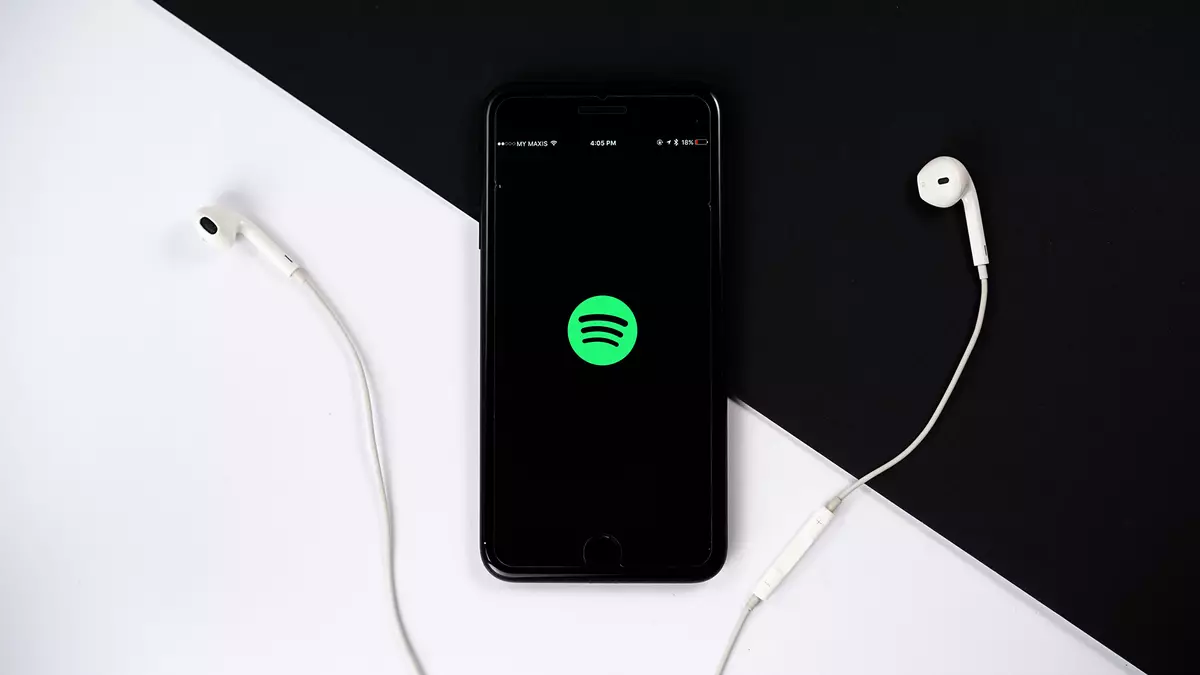 Et billede af en telefon med Spotify-appen åben.