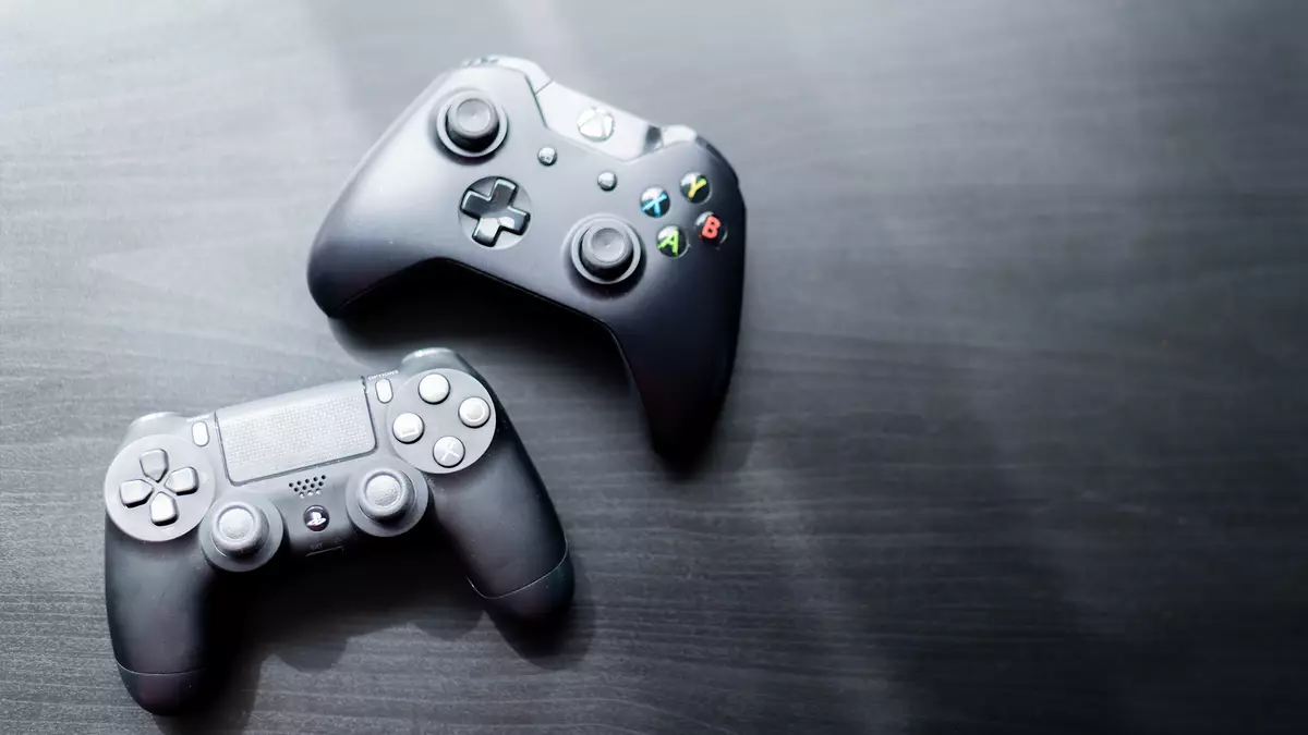 Una foto de los controles de Xbox y PlayStation sobre una mesa.
