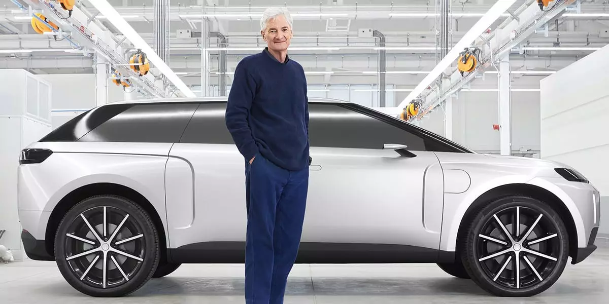 James Dyson és elektromos autójának prototípusa.