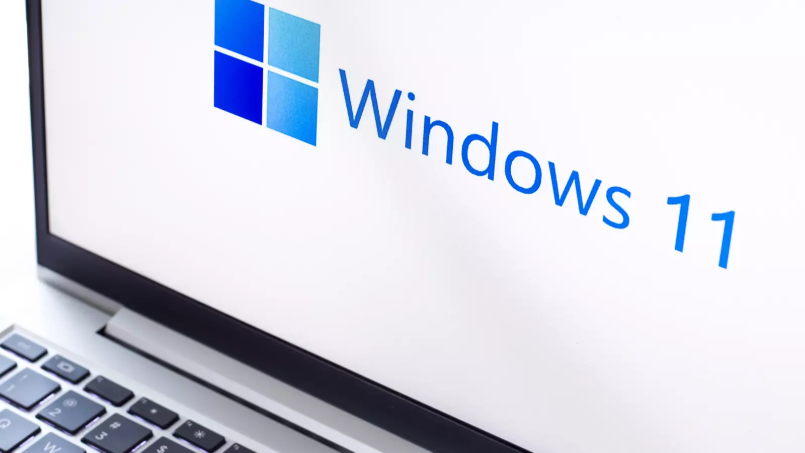 Едър план на логото на Windows 11 на лаптоп