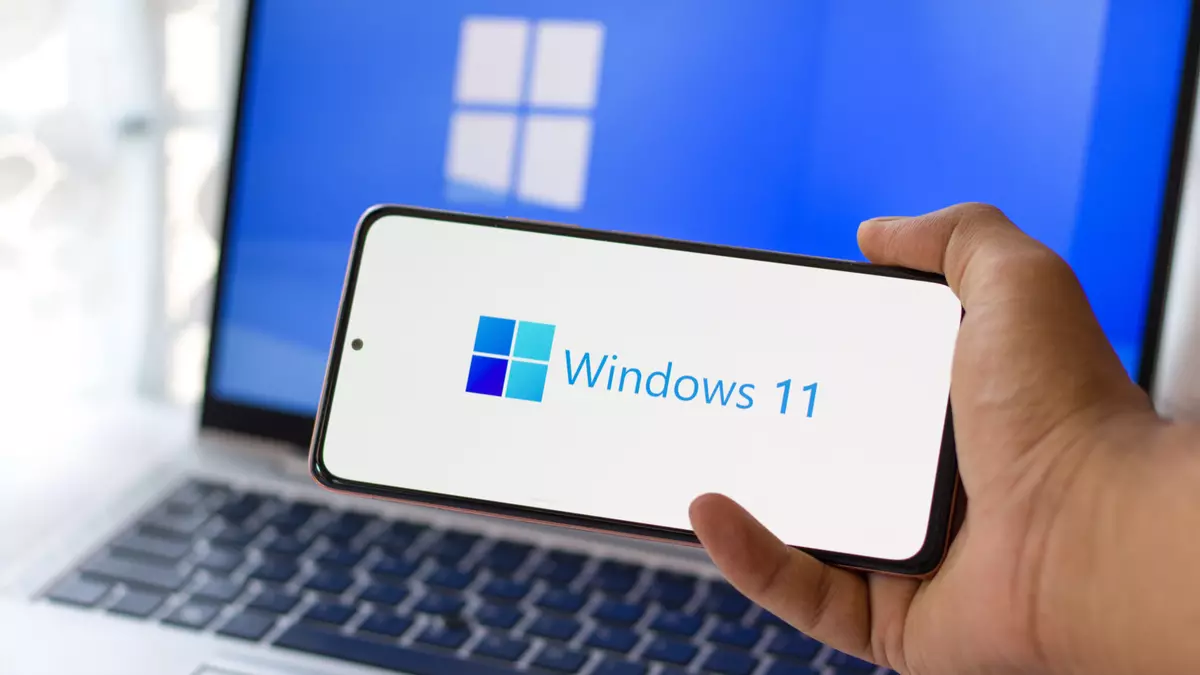 Логотипи Windows 11 дар экрани ноутбук