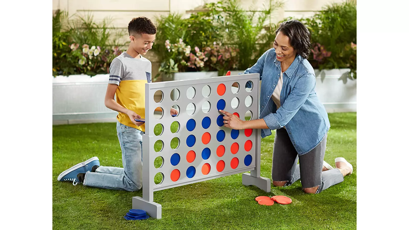 Гигантско поврзување со четири надворешни комплети со возрасни и дете кои играат заедно