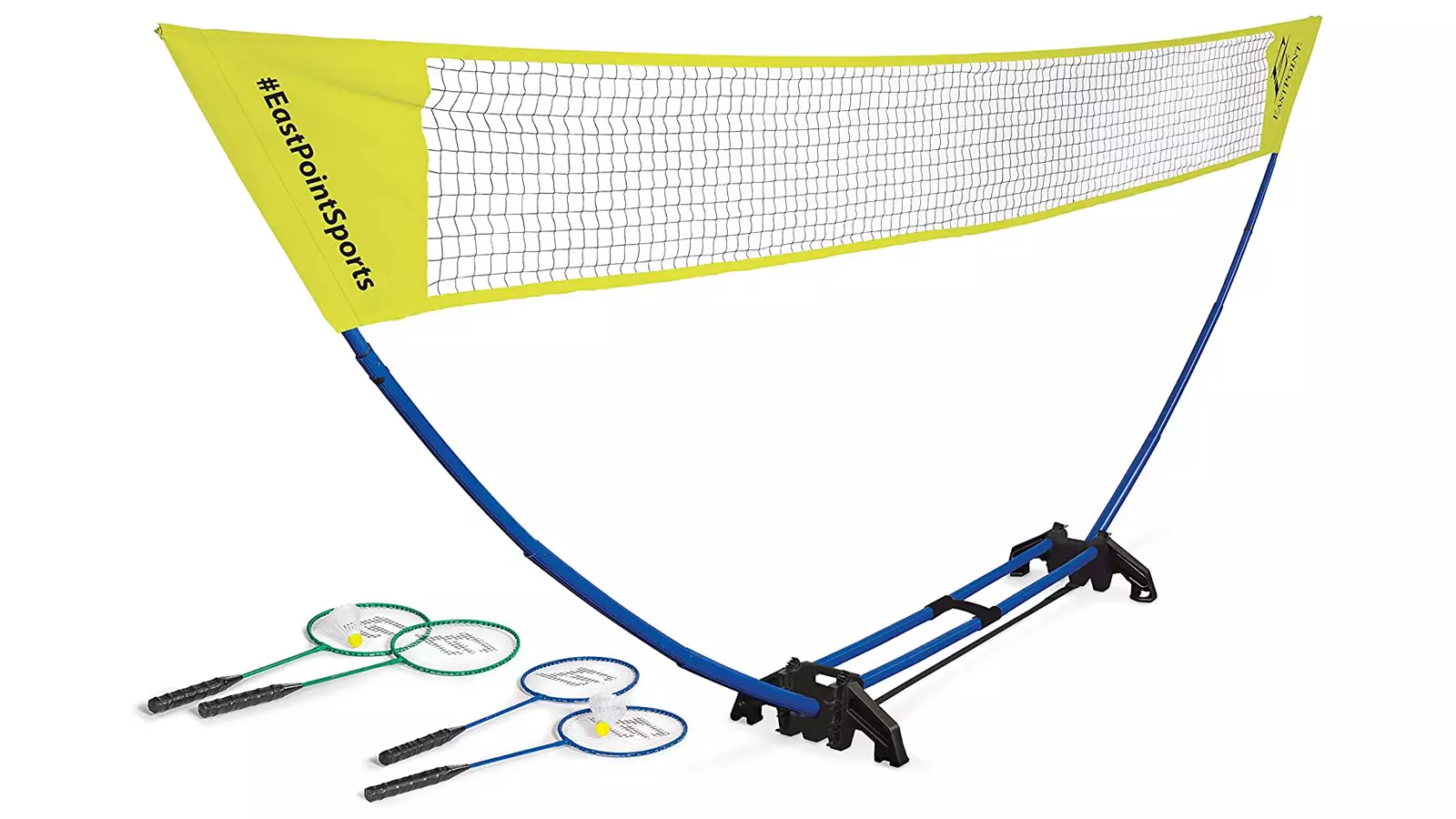 Iyo badminton game setup ine mambure, rackets, uye shuttlecocks