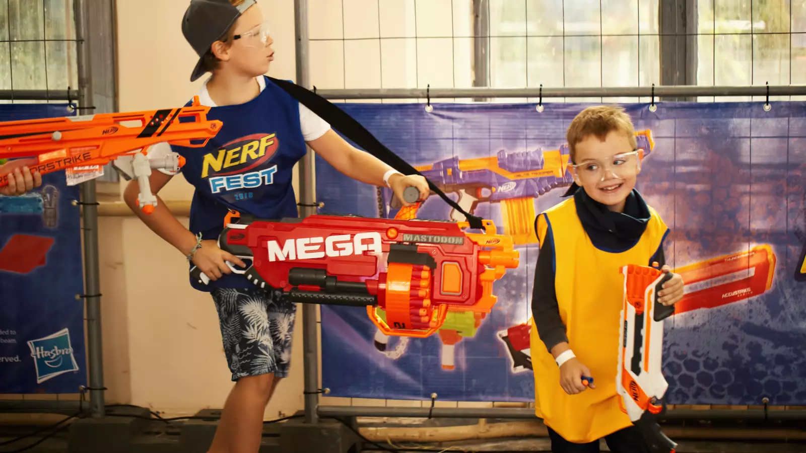 Jungs mit NERF-Waffen auf dem Spielplatz
