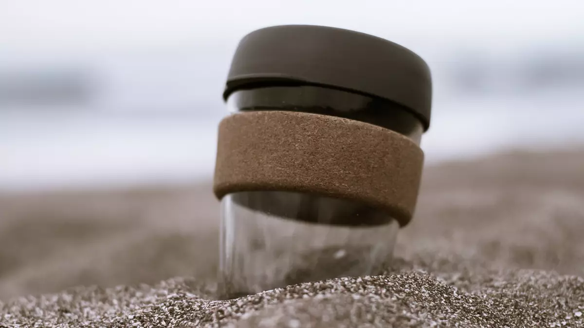Atkārtoti lietojama kafijas krūze smiltīs