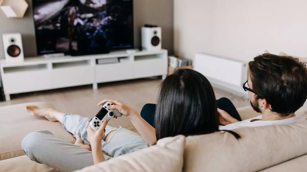 Paar spielt Videospiele auf einer Couch
