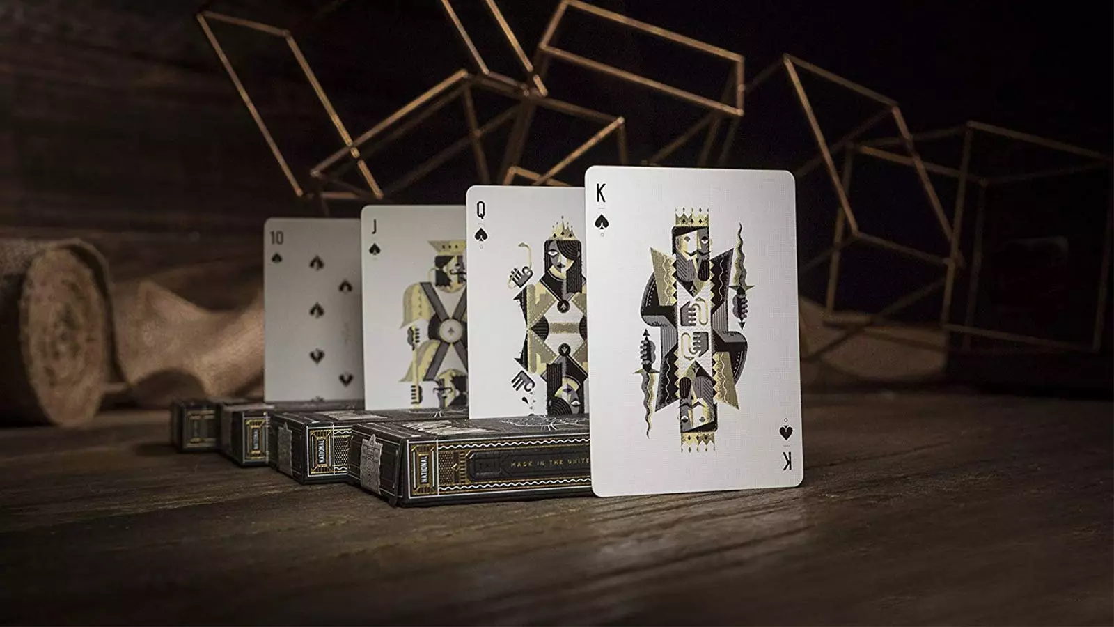 이론11 킹, 퀸, 잭 및 10장의 카드를 보여주는 국가 트럼프 카드