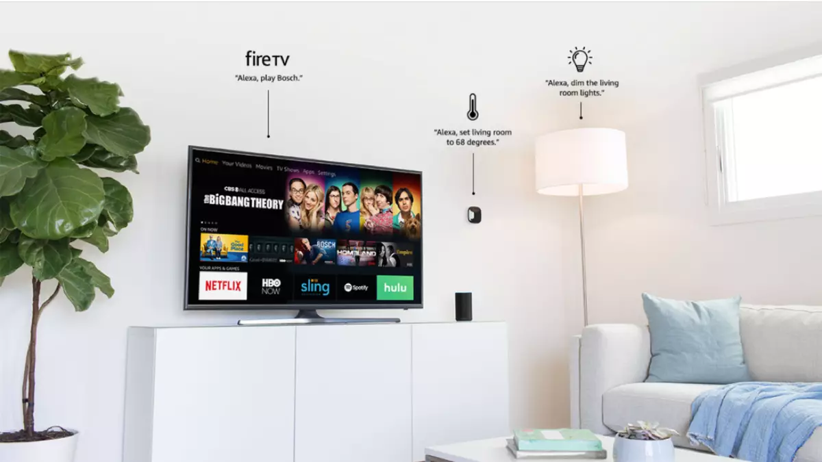 Uma Amazon Fire TV, cercada por um Ecobee e luzes inteligentes em um ambiente de apartamento.