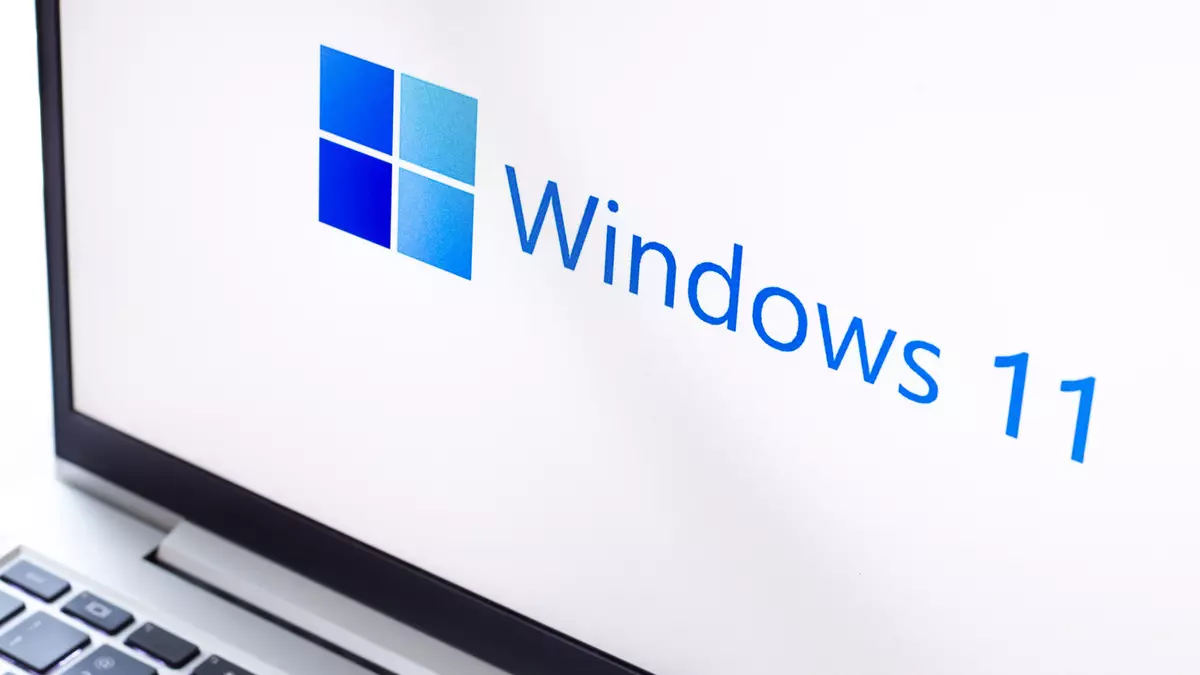 Noutbuk ekranidagi Windows 11 logotipi