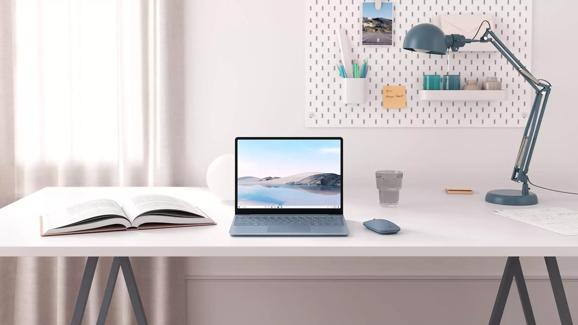 책상 위의 Surface Go 노트북