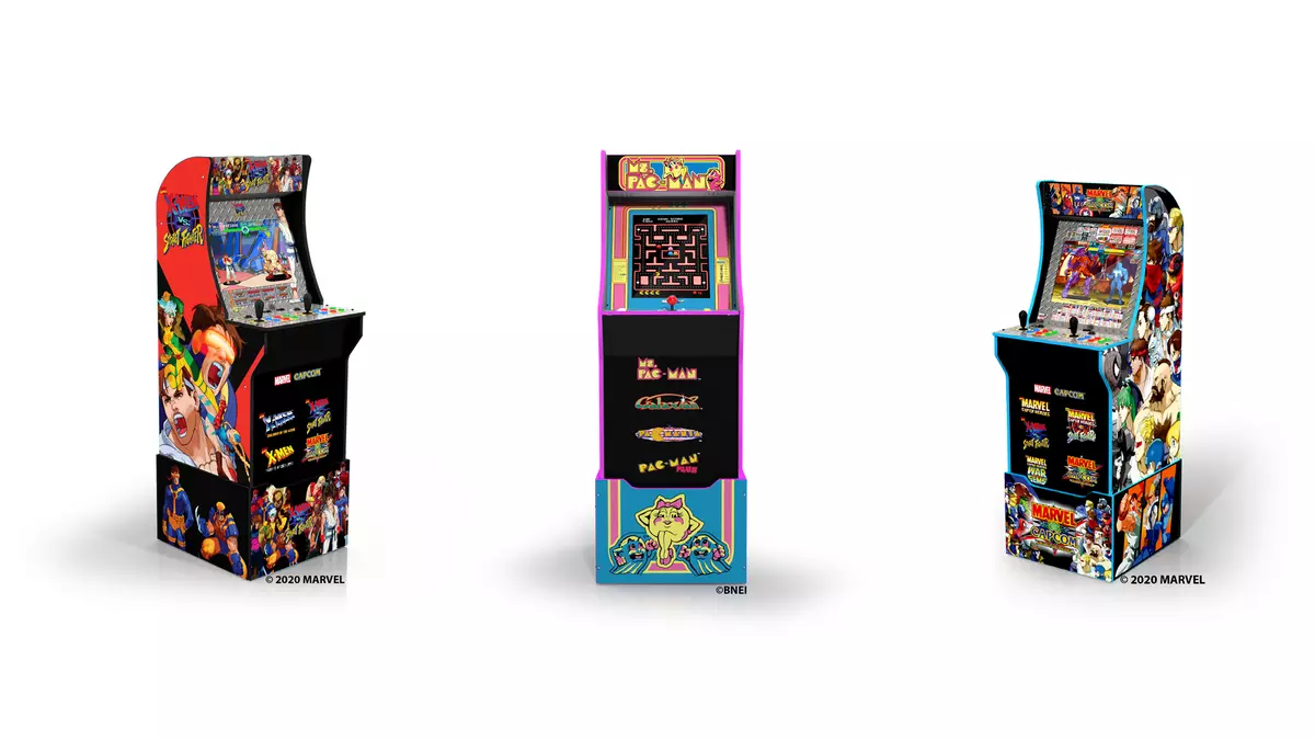 Ms. Pac-Man, X-men vs. Street Fighter és Marvel vs. Capcom 3/4-es méretarányú szekrények állnak egy sorban.