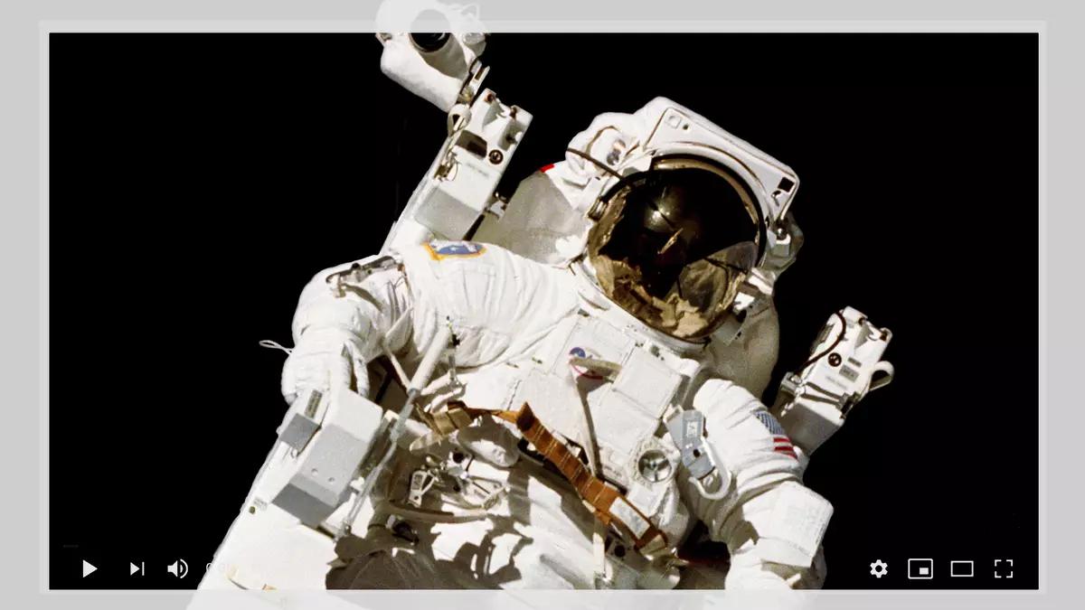 صورة لرائد الفضاء بروس ماكاندلز الثاني محاطًا بمشغل فيديو على موقع يوتيوب.