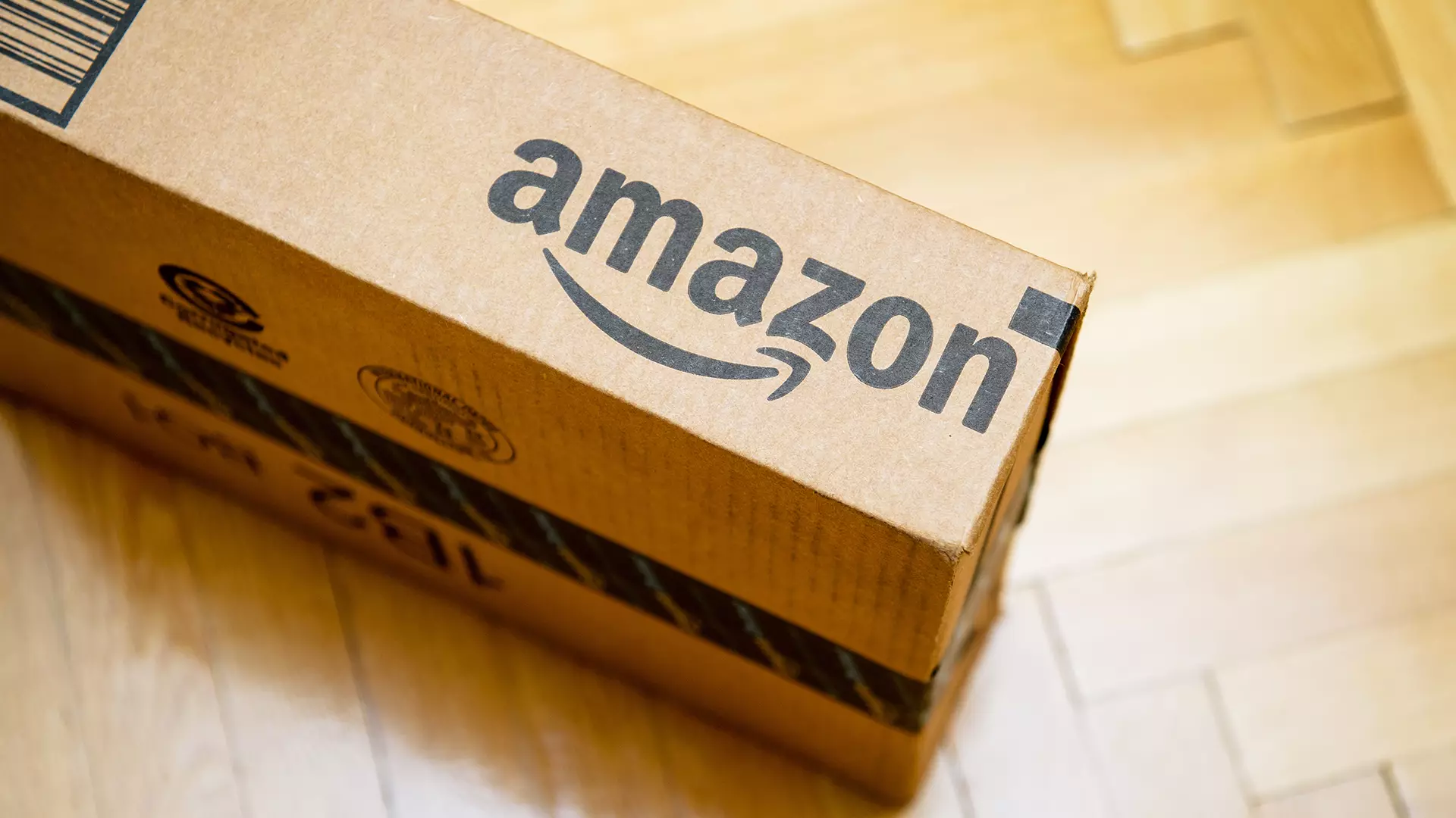 Foto kotak penghantaran Amazon.