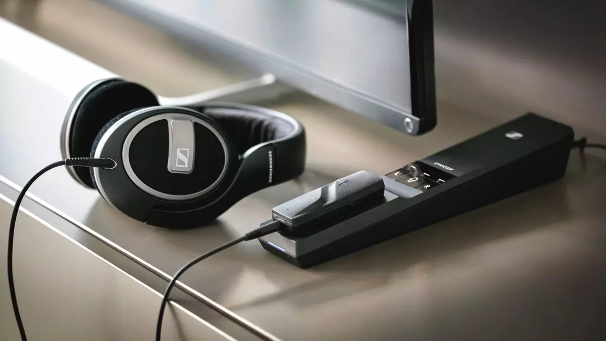 Sennheiser Flex 5000 нь утастай чихэвчээ ашиглан дуртай ТВ нэвтрүүлгээ сонсох боломжийг олгоно.